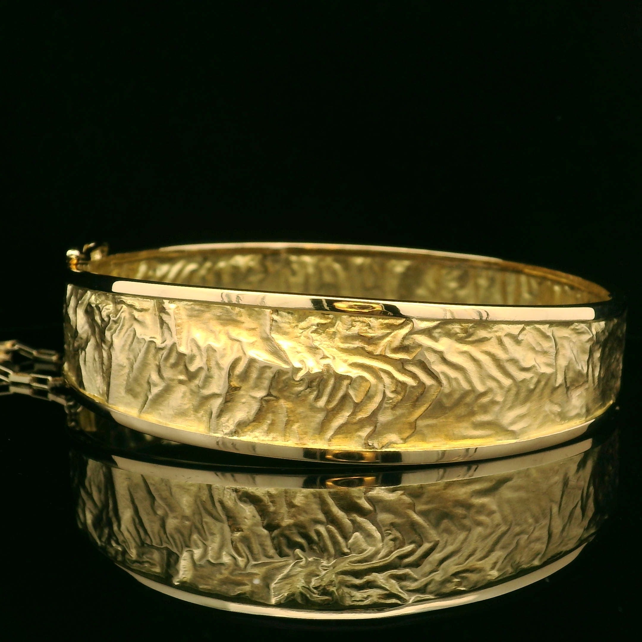 18ct Yellow Gold Reticulated Hinged Bangle – Desma Designs